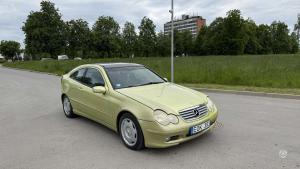 Green Mercedes-Benz C 180 2001 in Alytus, with an engine capacity of 2.00 L and mileage of 212 thousand km for 750 €, photo 3 on AUTOMOTO.COM.LV