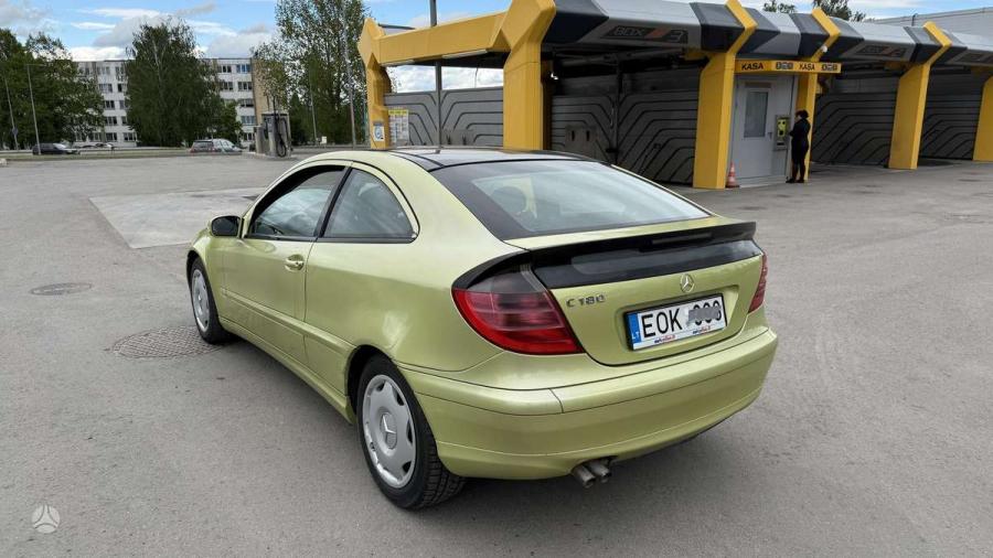 Green Mercedes-Benz C 180 2001 in Alytus, with an engine capacity of 2.00 L and mileage of 212 thousand km for 750 €, photo 4 on AUTOMOTO.COM.LV