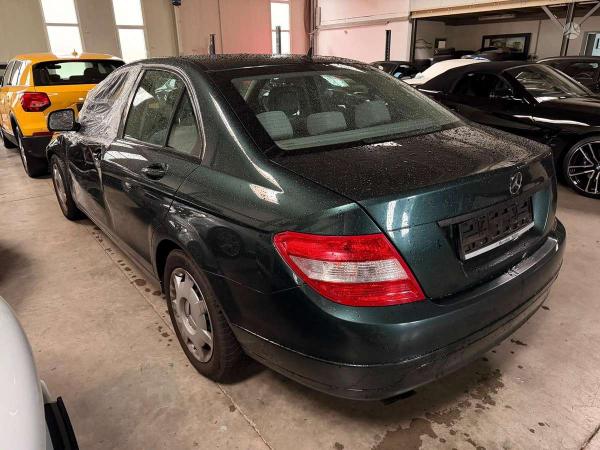 Mercedes-Benz C 180 2007 in Jurbarkas on AUTOMOTO.COM.LV Green Mercedes-Benz C 180 2007 in Jurbarkas, with an engine capacity of 1.80 L and mileage of 180 thousand km for 3399 β¬, photo 4 on AUTOMOTO.COM.LV