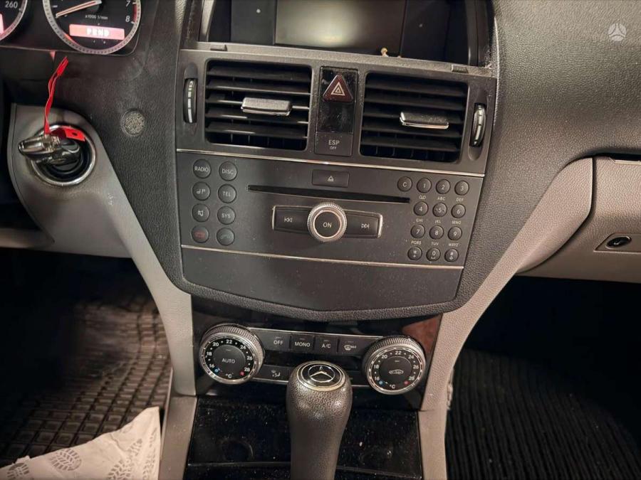 Green Mercedes-Benz C 180 2007 in Jurbarkas, with an engine capacity of 1.80 L and mileage of 180 thousand km for 3399 €, photo 8 on AUTOMOTO.COM.LV