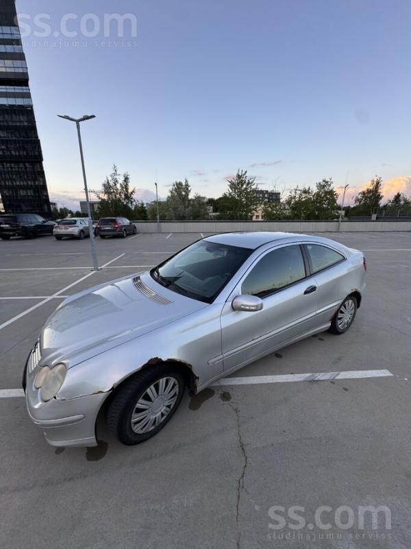 Pelēks Mercedes-Benz C 180 2001 Rīga, ar dzinēja tilpumu 2.00 L un nobraukumu 147 tūkst. km par 1500 €, foto 3 vietnē AUTOMOTO.COM.LV