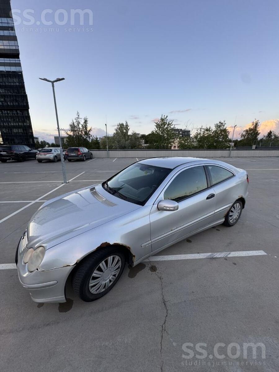 Grey Mercedes-Benz C 180 2001 in Riga, with an engine capacity of 2.00 L and mileage of 147 thousand km for 1500 €, photo 4 on AUTOMOTO.COM.LV