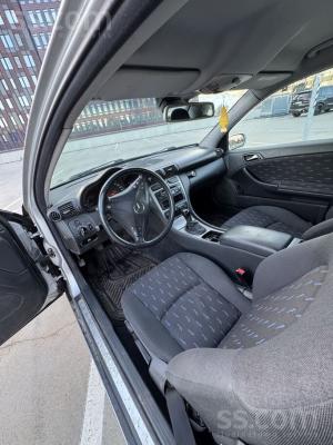 Grey Mercedes-Benz C 180 2001 in Riga, with an engine capacity of 2.00 L and mileage of 147 thousand km for 1500 €, photo 7 on AUTOMOTO.COM.LV
