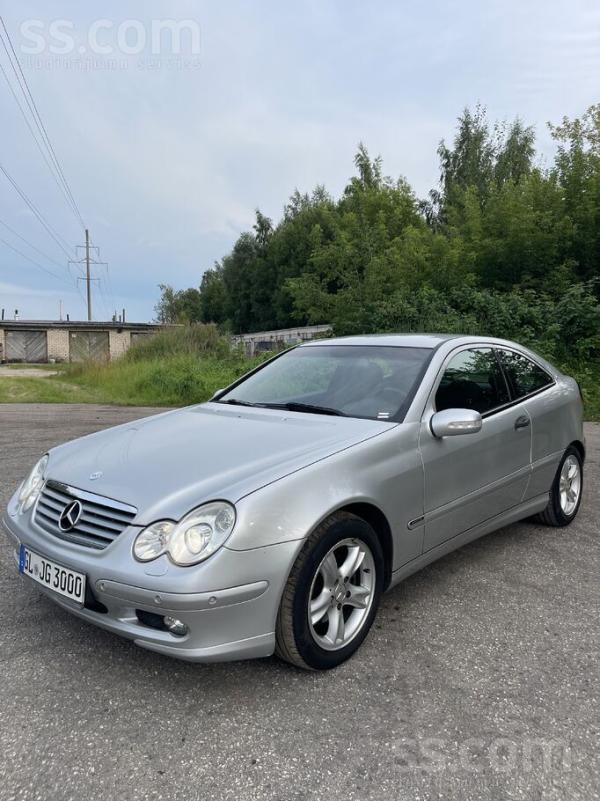 Grey Mercedes-Benz C 180 2003 in Ogre, with an engine capacity of 2.00 L and mileage of 298 thousand km for 2000 €, photo 2 on AUTOMOTO.COM.LV