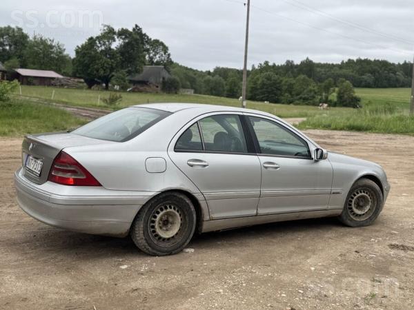 Серый Мерседес Ц 180 2000 в Кулдига, объемом двигателя 2.20 л и пробегом 385 тыс. км за 6990 €, фото 4 на AUTOMOTO.COM.LV