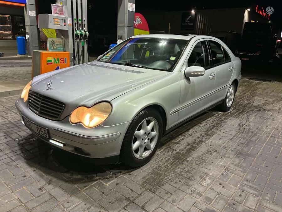 Серый Мерседес Ц 180 2001 в Вильнюс, объемом двигателя 2.00 л и пробегом 289 тыс. км за 1100 €, фото 1 на AUTOMOTO.COM.LV
