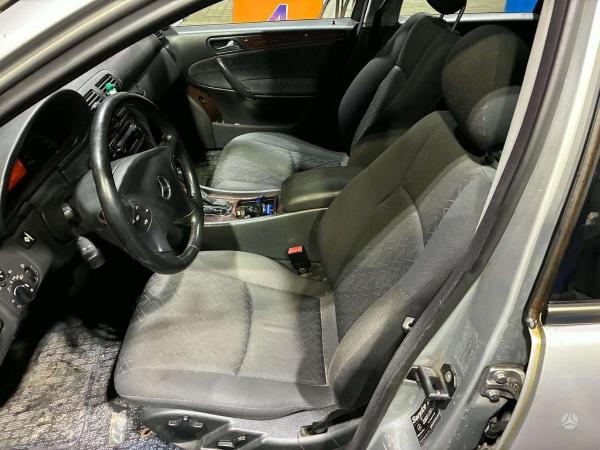 Pelēks Mercedes-Benz C 180 2001 Viļņa, ar dzinēja tilpumu 2.00 L un nobraukumu 289 tūkst. km par 1100 €, foto 10 vietnē AUTOMOTO.COM.LV