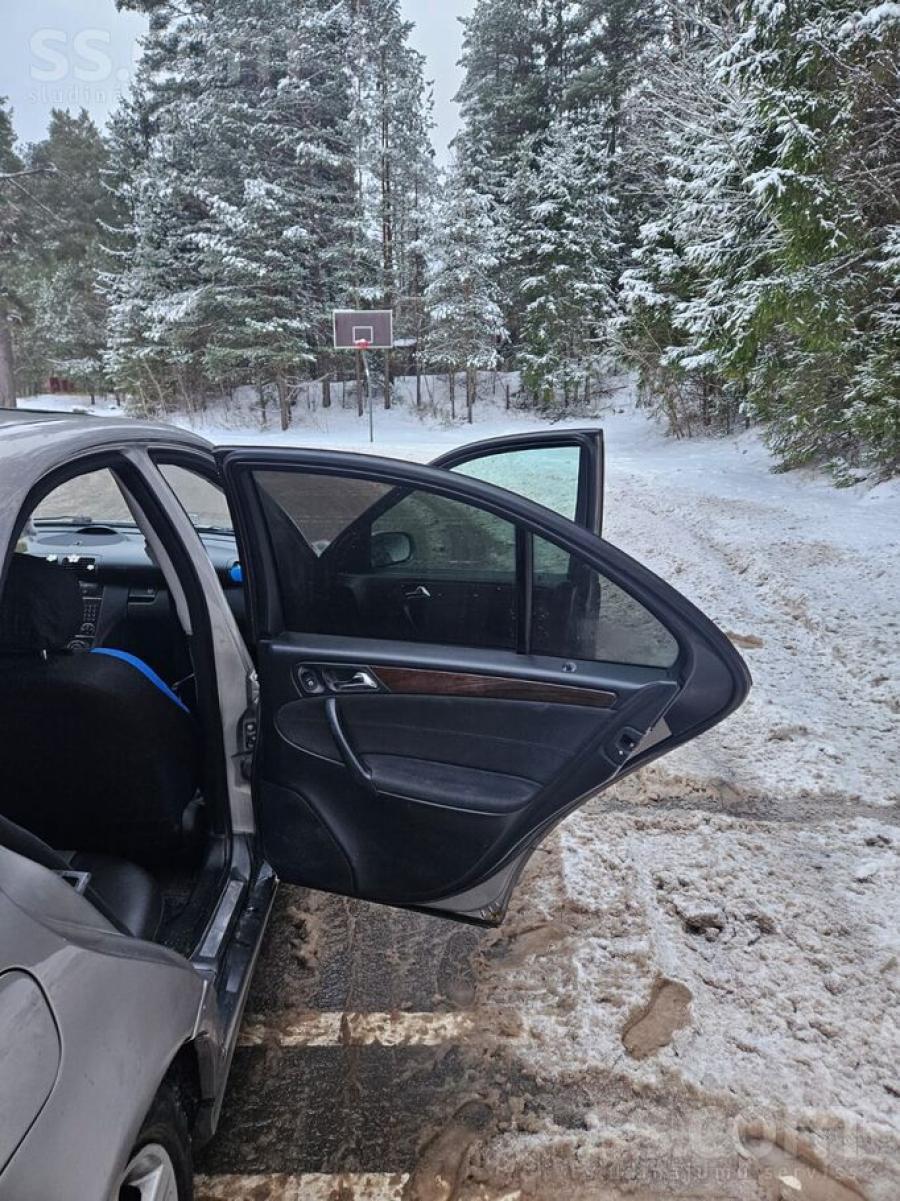 Серый Мерседес Ц 180 2004 в Валка, объемом двигателя 1.80 л и пробегом 389 тыс. км за 2200 €, фото 5 на AUTOMOTO.COM.LV