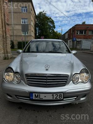 Серый Мерседес Ц 180 2006 в Рига, объемом двигателя 1.80 л и пробегом 190 тыс. км за 2000 €, фото 4 на AUTOMOTO.COM.LV