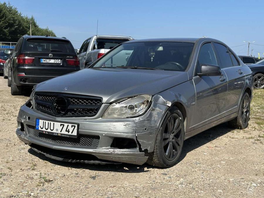 Grey Mercedes-Benz C 180 2010 in Vilnius, with an engine capacity of 2.14 L and mileage of 215 thousand km for 2800 €, photo 4 on AUTOMOTO.COM.LV