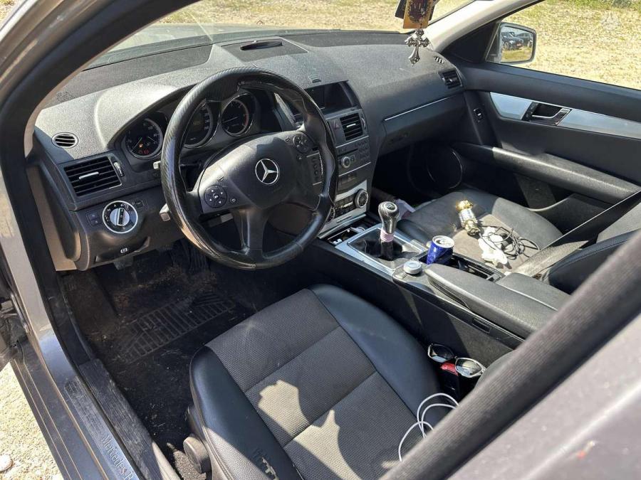 Grey Mercedes-Benz C 180 2010 in Vilnius, with an engine capacity of 2.14 L and mileage of 215 thousand km for 2800 €, photo 10 on AUTOMOTO.COM.LV