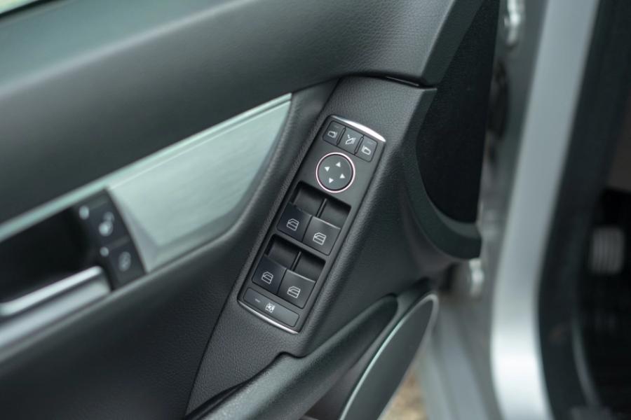 Pelēks Mercedes-Benz C 180 2011 Rīga, ar dzinēja tilpumu 1.80 L un nobraukumu 194 tūkst. km par 7700 €, foto 10 vietnē AUTOMOTO.COM.LV