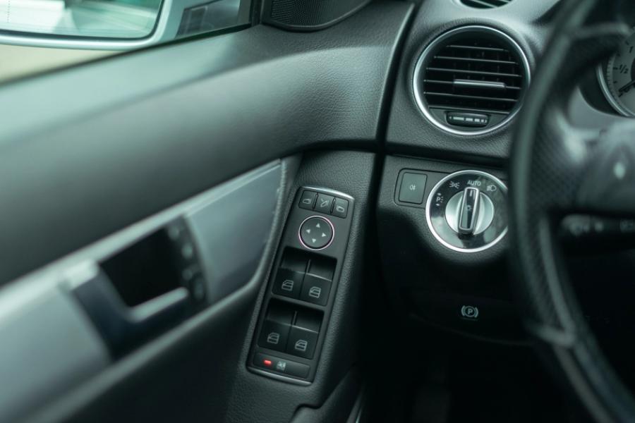 Pelēks Mercedes-Benz C 180 2011 Rīga, ar dzinēja tilpumu 1.80 L un nobraukumu 194 tūkst. km par 7700 €, foto 39 vietnē AUTOMOTO.COM.LV