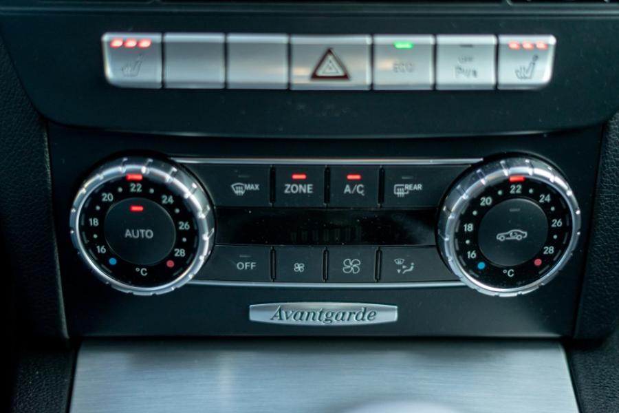 Pelēks Mercedes-Benz C 180 2011 Rīga, ar dzinēja tilpumu 1.80 L un nobraukumu 194 tūkst. km par 7700 €, foto 43 vietnē AUTOMOTO.COM.LV