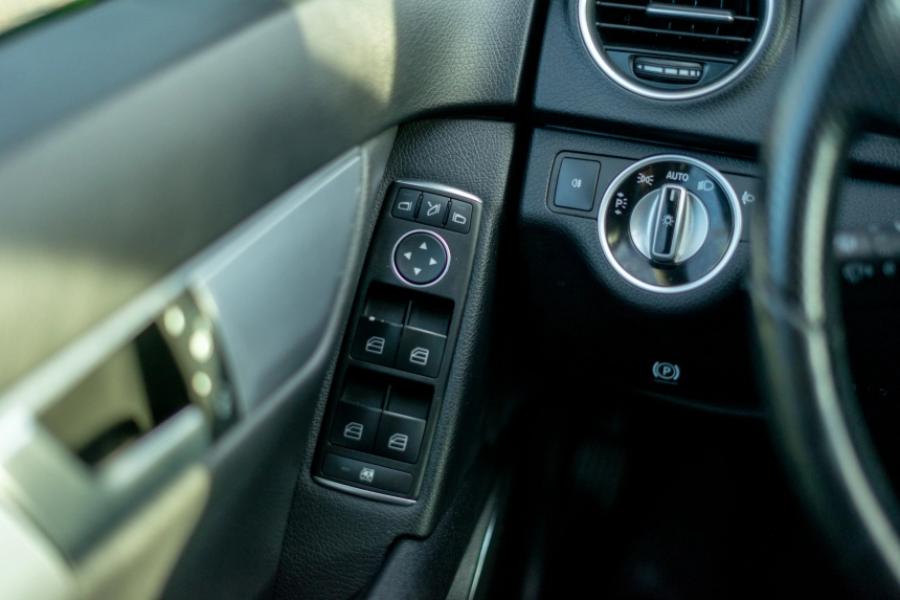 Pelēks Mercedes-Benz C 180 2011 Rīga, ar dzinēja tilpumu 1.80 L un nobraukumu 194 tūkst. km par 7700 €, foto 47 vietnē AUTOMOTO.COM.LV