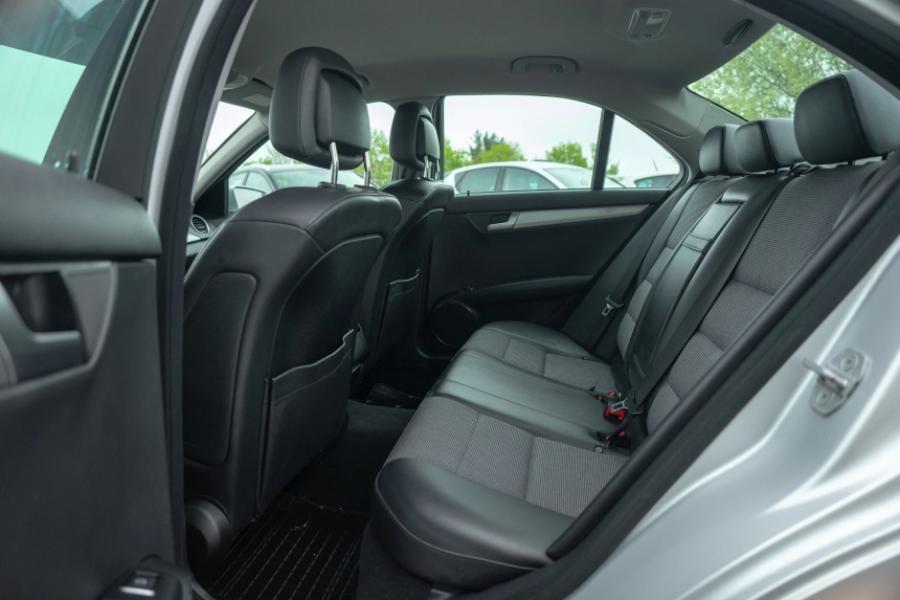 Pelēks Mercedes-Benz C 180 2011 Rīga, ar dzinēja tilpumu 1.80 L un nobraukumu 194 tūkst. km par 7700 €, foto 50 vietnē AUTOMOTO.COM.LV