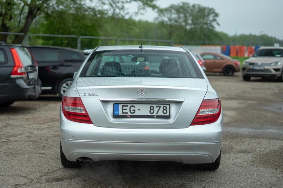 Pelēks Mercedes-Benz C 180 2011 Rīga, ar dzinēja tilpumu 1.80 L un nobraukumu 194 tūkst. km par 7700 €, foto 72 vietnē AUTOMOTO.COM.LV
