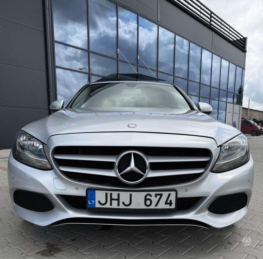 Grey Mercedes-Benz C 180 2015 in Siauliai, with an engine capacity of 1.60 L and mileage of 220 thousand km for 10999 €, photo 5 on AUTOMOTO.COM.LV