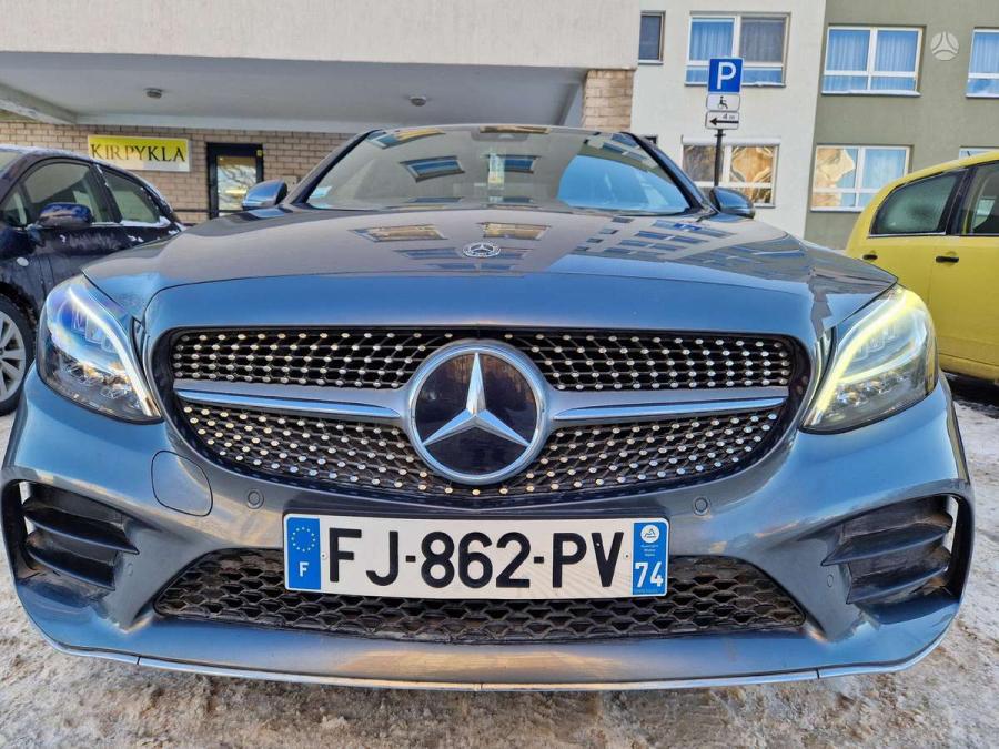 Grey Mercedes-Benz C 180 2020 in Vilnius, with an engine capacity of 1.80 L and mileage of 150 thousand km for 18750 €, photo 3 on AUTOMOTO.COM.LV