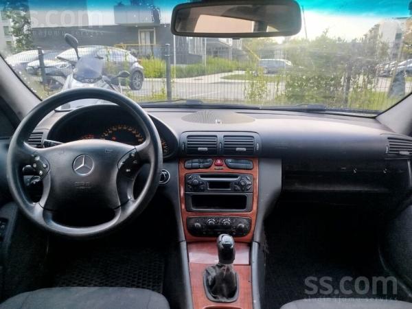 Grey Mercedes-Benz C 180 2001 in Riga, with an engine capacity of 2.00 L and mileage of 264 thousand km for 495 €, photo 5 on AUTOMOTO.COM.LV