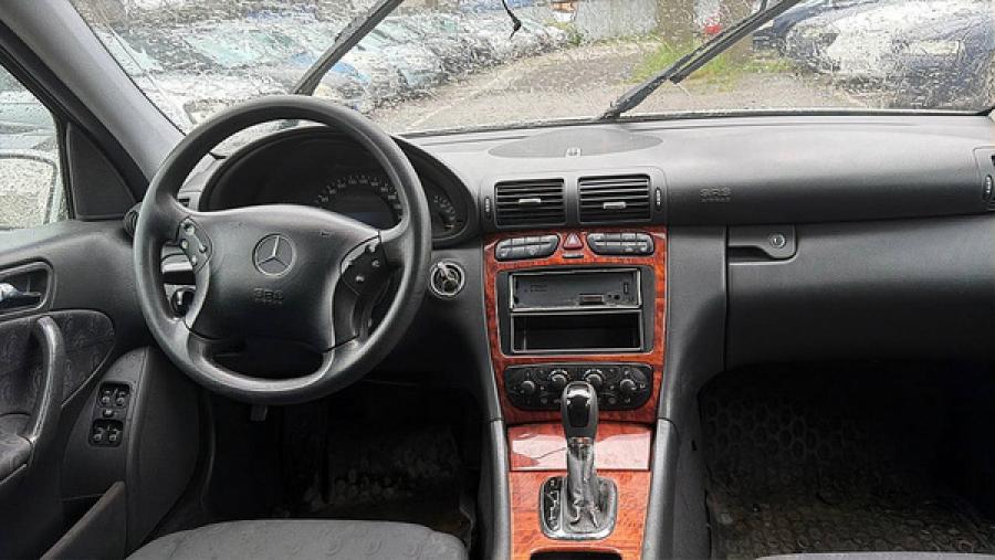 Pelēks Mercedes-Benz C 180 2002 Tallina, ar dzinēja tilpumu 1.80 L un nobraukumu 319 tūkst. km par 699 €, foto 6 vietnē AUTOMOTO.COM.LV