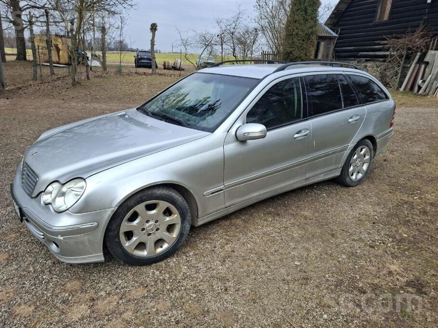 Grey Mercedes-Benz C 180 2006 in Valmiera, with an engine capacity of 1.80 L and mileage of 330 thousand km for 1500 €, photo 3 on AUTOMOTO.COM.LV