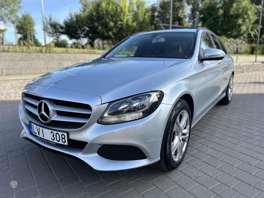 Grey Mercedes-Benz C 180 2015 in Ukmerge, with an engine capacity of 1.60 L and mileage of 176 thousand km for 10200 €, photo 3 on AUTOMOTO.COM.LV