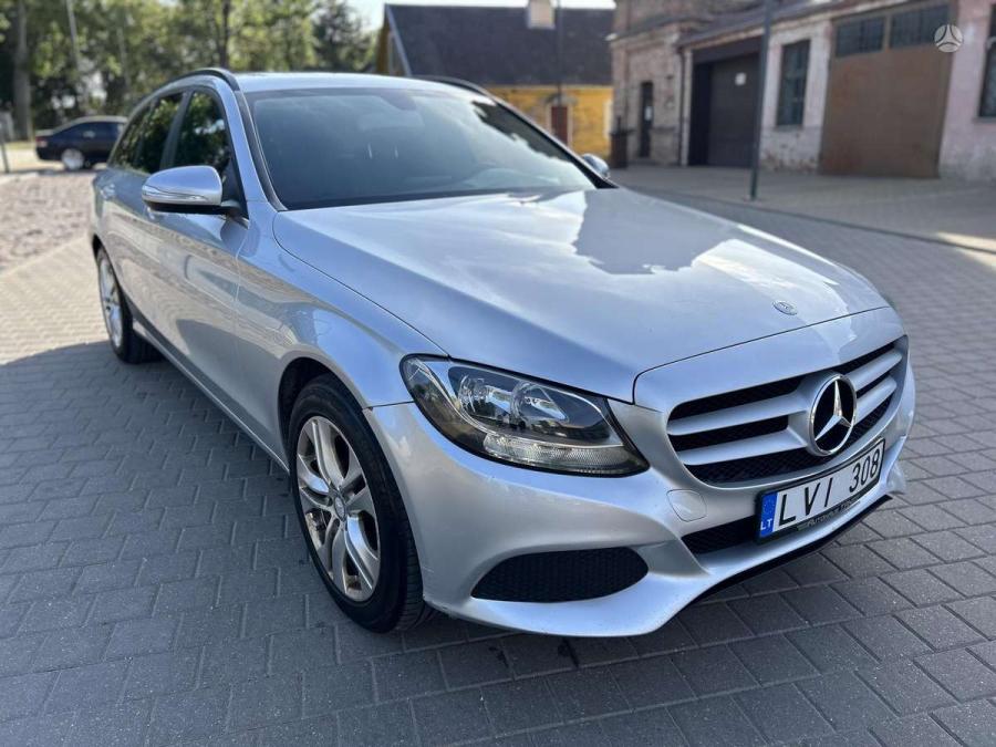 Grey Mercedes-Benz C 180 2015 in Ukmerge, with an engine capacity of 1.60 L and mileage of 176 thousand km for 10200 €, photo 4 on AUTOMOTO.COM.LV