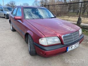 Красный Мерседес Ц 180 1994 в Рига, объемом двигателя 1.80 л и пробегом 238 тыс. км за 1000 €, фото 3 на AUTOMOTO.COM.LV