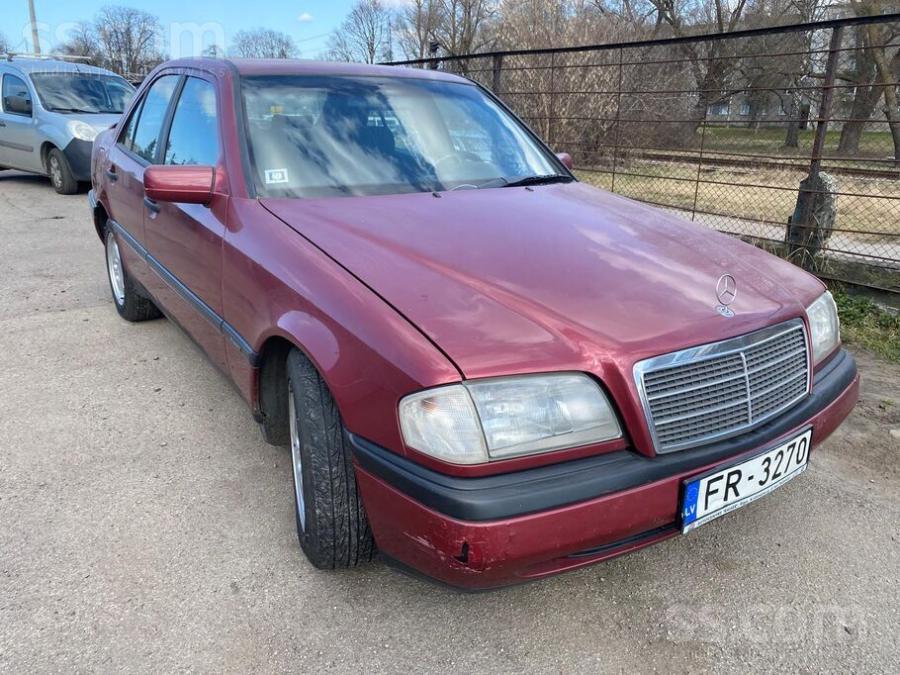 Красный Мерседес Ц 180 1994 в Рига, объемом двигателя 1.80 л и пробегом 238 тыс. км за 1000 €, фото 3 на AUTOMOTO.COM.LV