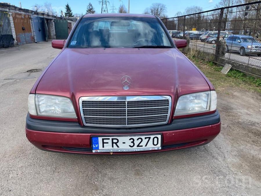 Красный Мерседес Ц 180 1994 в Рига, объемом двигателя 1.80 л и пробегом 238 тыс. км за 1000 €, фото 4 на AUTOMOTO.COM.LV