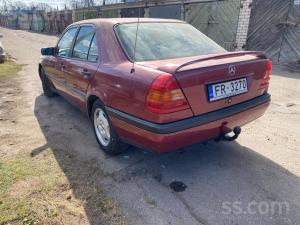 Красный Мерседес Ц 180 1994 в Рига, объемом двигателя 1.80 л и пробегом 238 тыс. км за 1000 €, фото 6 на AUTOMOTO.COM.LV