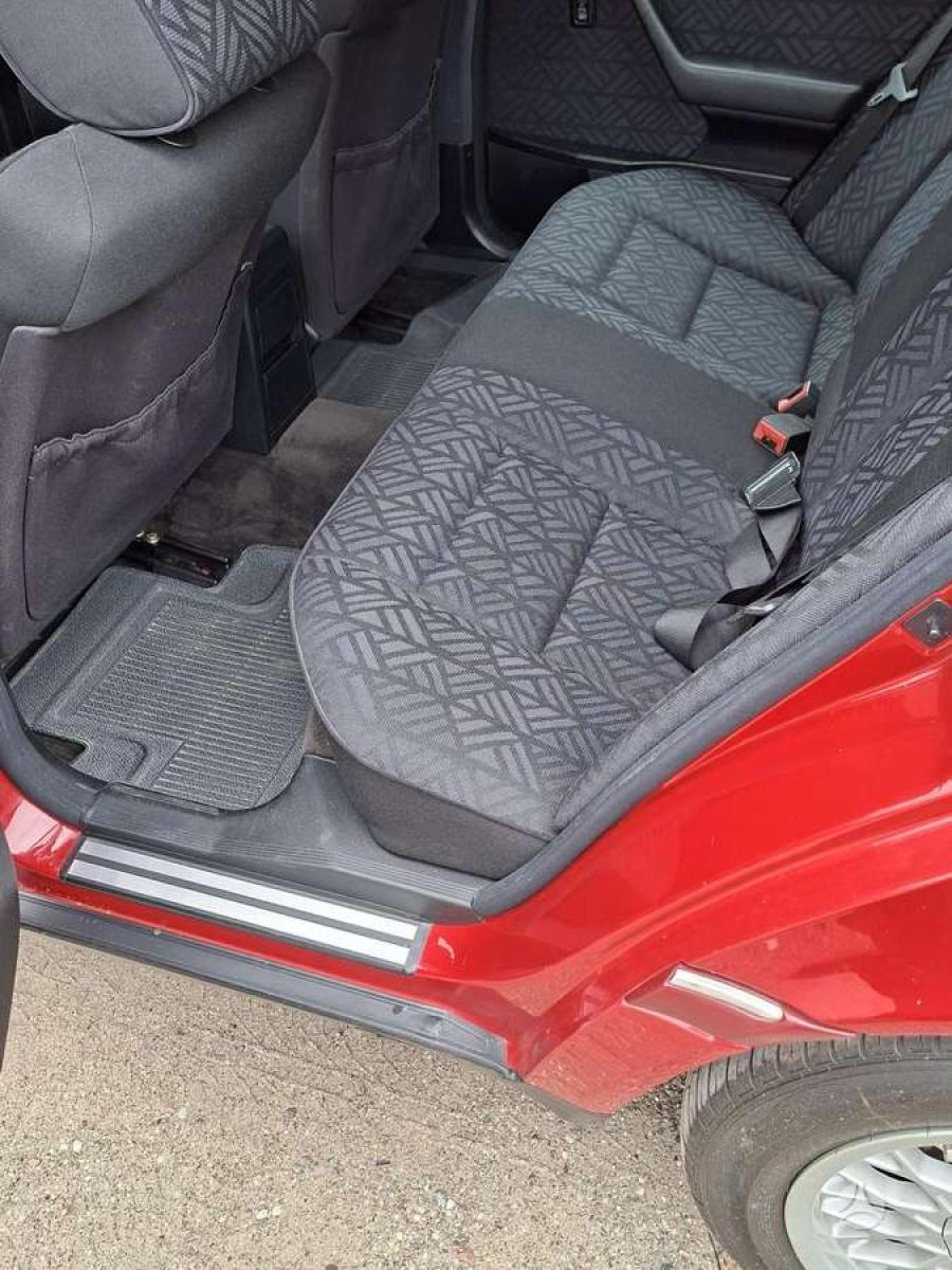 Sarkans Mercedes-Benz C 180 1994 Klaipėda, ar dzinēja tilpumu 1.80 L un nobraukumu 125 tūkst. km par 2800 €, foto 10 vietnē AUTOMOTO.COM.LV