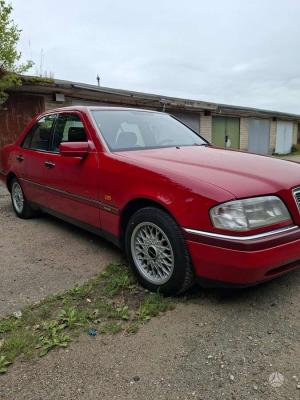 Sarkans Mercedes-Benz C 180 1994 Klaipėda, ar dzinēja tilpumu 1.80 L un nobraukumu 125 tūkst. km par 2800 €, foto 12 vietnē AUTOMOTO.COM.LV