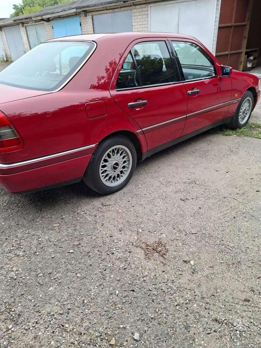 Sarkans Mercedes-Benz C 180 1994 Klaipėda, ar dzinēja tilpumu 1.80 L un nobraukumu 125 tūkst. km par 2800 €, foto 14 vietnē AUTOMOTO.COM.LV