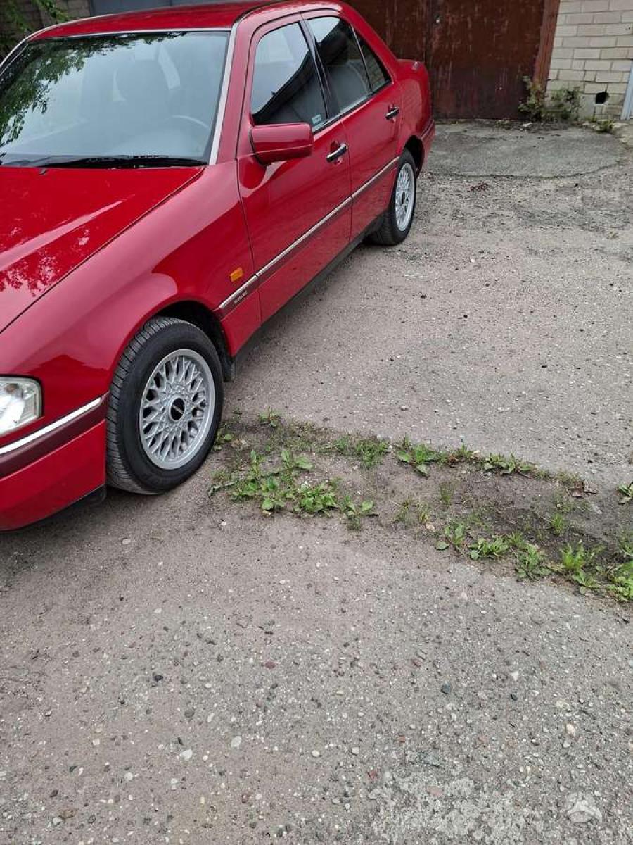 Sarkans Mercedes-Benz C 180 1994 Klaipėda, ar dzinēja tilpumu 1.80 L un nobraukumu 125 tūkst. km par 2800 €, foto 17 vietnē AUTOMOTO.COM.LV