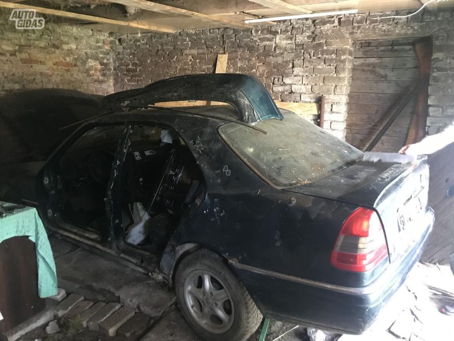 Mercedes-Benz C 180 1994 Šauļi, ar dzinēja tilpumu 1.80 L un nobraukumu 285 tūkst. km par 300 €, foto 3 vietnē AUTOMOTO.COM.LV