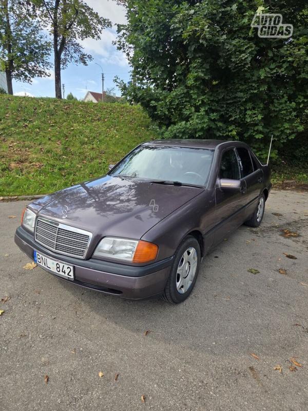 Mercedes-Benz C 180 1994 in Panevezys, with an engine capacity of 1.80 L and mileage of 210 thousand km for 1900 €, photo 1 on AUTOMOTO.COM.LV