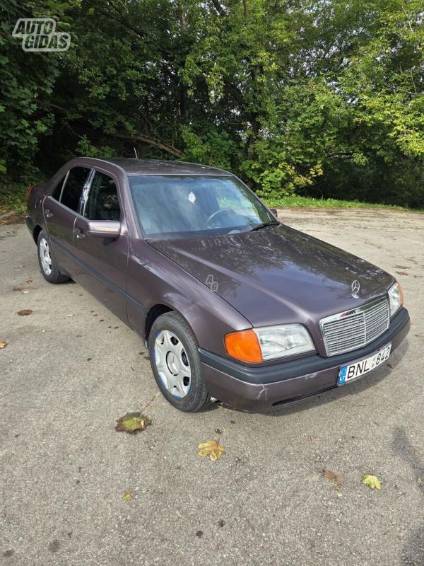Mercedes-Benz C 180 1994 in Panevezys, with an engine capacity of 1.80 L and mileage of 210 thousand km for 1900 €, photo 4 on AUTOMOTO.COM.LV