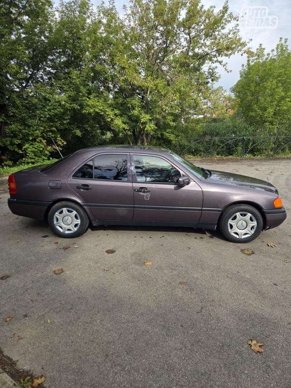Mercedes-Benz C 180 1994 in Panevezys, with an engine capacity of 1.80 L and mileage of 210 thousand km for 1900 €, photo 5 on AUTOMOTO.COM.LV