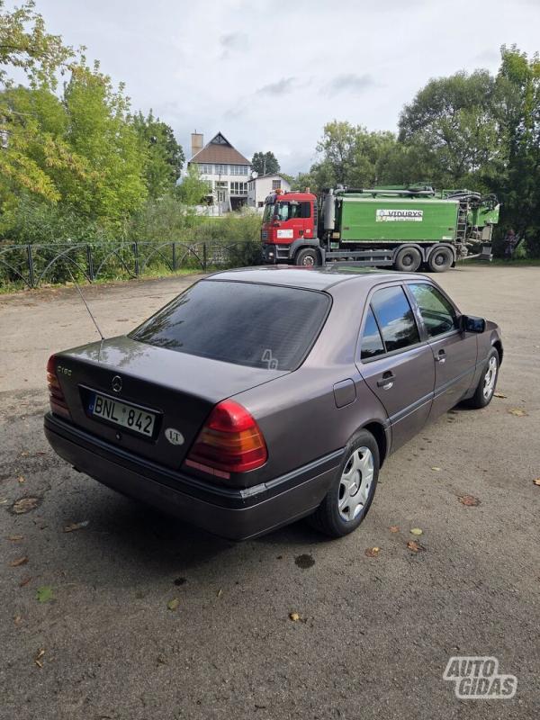 Mercedes-Benz C 180 1994 in Panevezys, with an engine capacity of 1.80 L and mileage of 210 thousand km for 1900 €, photo 6 on AUTOMOTO.COM.LV