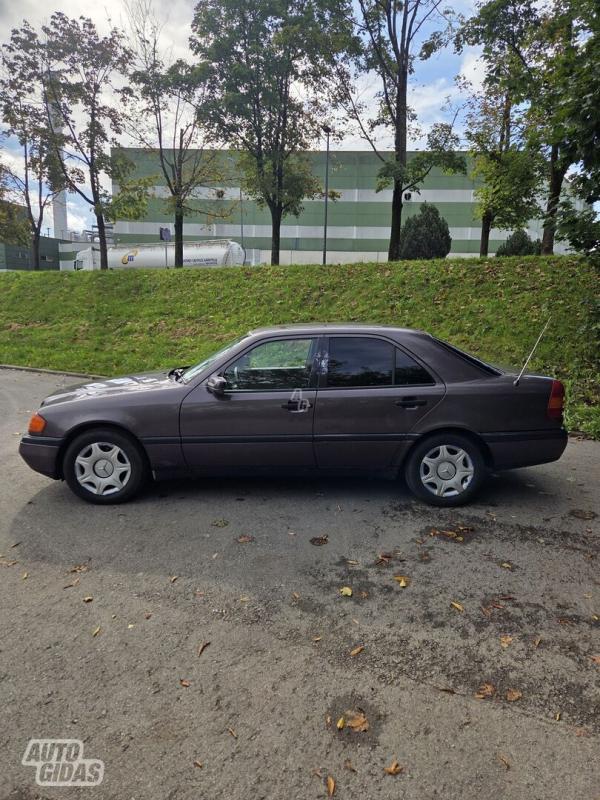 Mercedes-Benz C 180 1994 in Panevezys, with an engine capacity of 1.80 L and mileage of 210 thousand km for 1900 €, photo 9 on AUTOMOTO.COM.LV