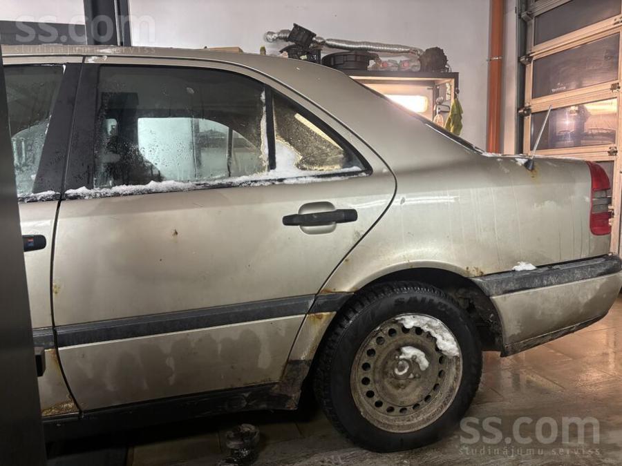 Mercedes-Benz C 180 1996 Rīga, ar dzinēja tilpumu 1.80 L un nobraukumu 255 tūkst. km par 760 €, foto 7 vietnē AUTOMOTO.COM.LV