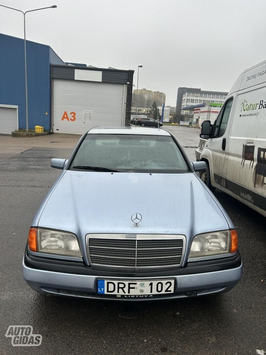 Mercedes-Benz C 180 1997 in Vilnius, with an engine capacity of 1.80 L and mileage of 300 thousand km for 550 €, photo 1 on AUTOMOTO.COM.LV