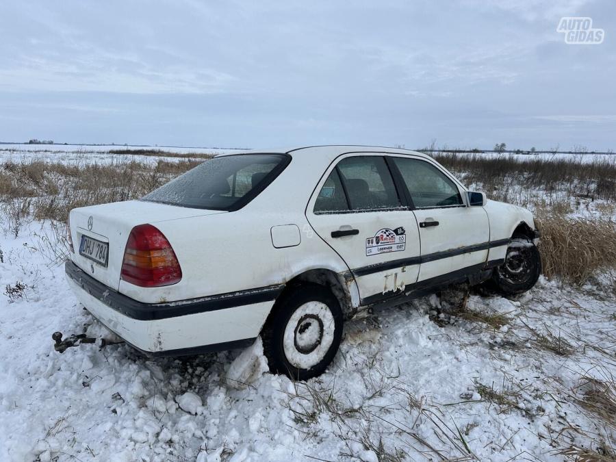 Mercedes-Benz C 180 1997 in Vilnius, with an engine capacity of 1.80 L and mileage of 130 thousand km for 500 €, photo 1 on AUTOMOTO.COM.LV
