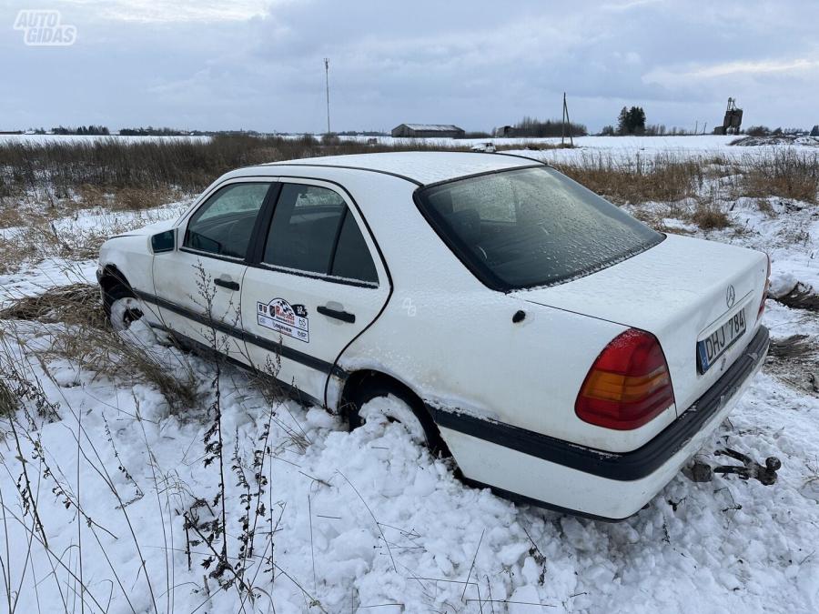 Mercedes-Benz C 180 1997 in Vilnius, with an engine capacity of 1.80 L and mileage of 130 thousand km for 500 €, photo 2 on AUTOMOTO.COM.LV