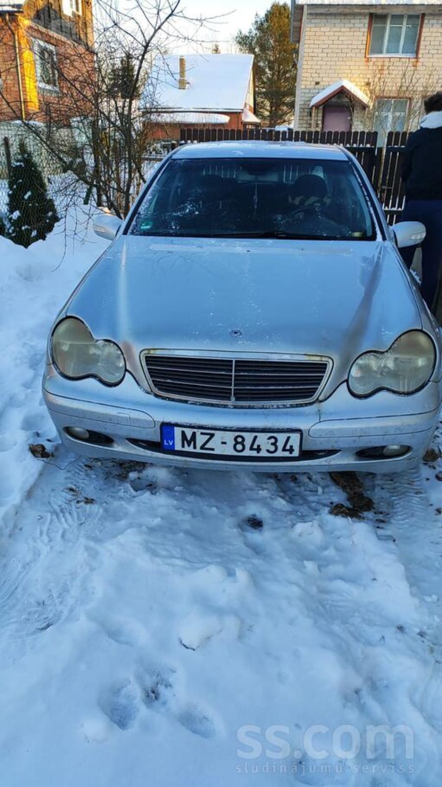 Mercedes-Benz C 180 2001 in Riga, with an engine capacity of 2.00 L and mileage of 259 thousand km for 850 €, photo 2 on AUTOMOTO.COM.LV