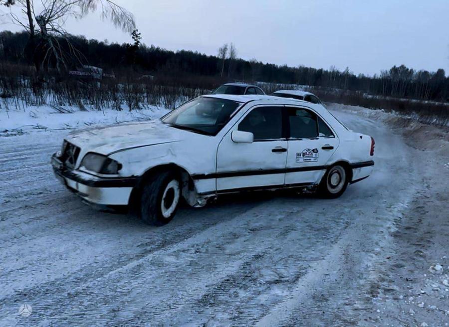 Белый Мерседес Ц 180 1997 в Кедайняй, объемом двигателя 1.80 л и пробегом 130 тыс. км за 500 €, фото 1 на AUTOMOTO.COM.LV