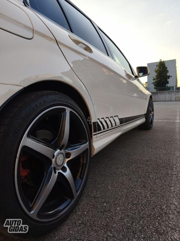 White Mercedes-Benz C 180 2010 in Alytus, with an engine capacity of 2.10 L and mileage of 398 thousand km for 4700 €, photo 5 on AUTOMOTO.COM.LV