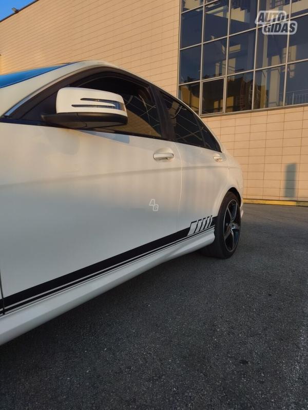 White Mercedes-Benz C 180 2010 in Alytus, with an engine capacity of 2.10 L and mileage of 398 thousand km for 4700 €, photo 6 on AUTOMOTO.COM.LV